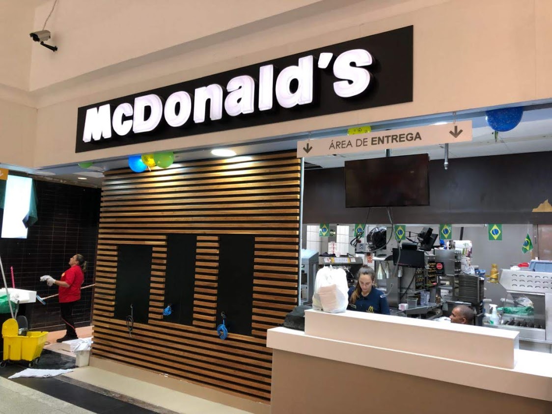 McDonald's Cola design comunicação visual marquise ACM, painel divisor ...