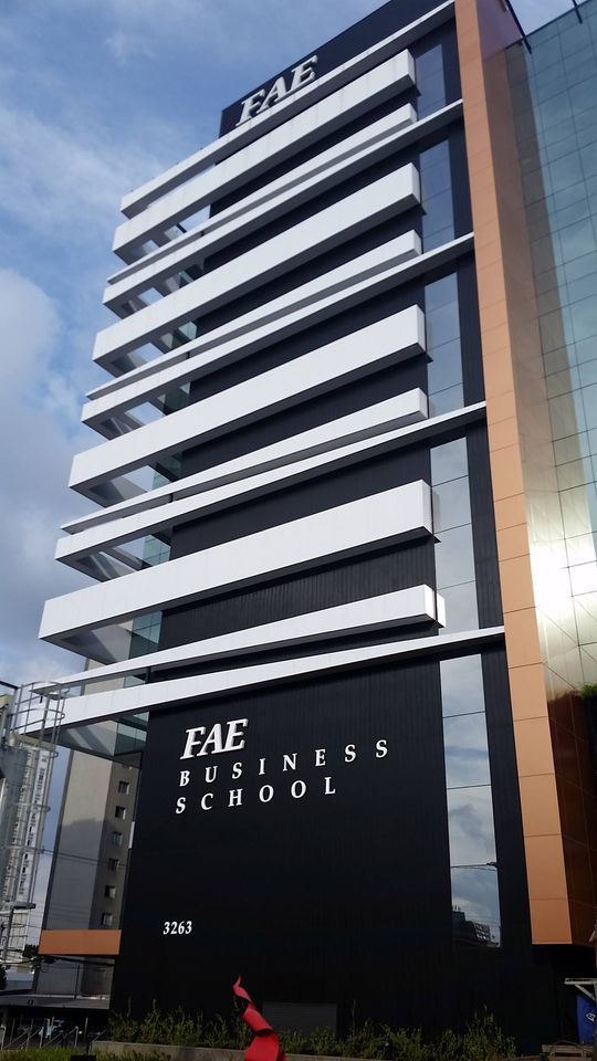 FAE business school Cola design comunicação visual fachada iluminado ...