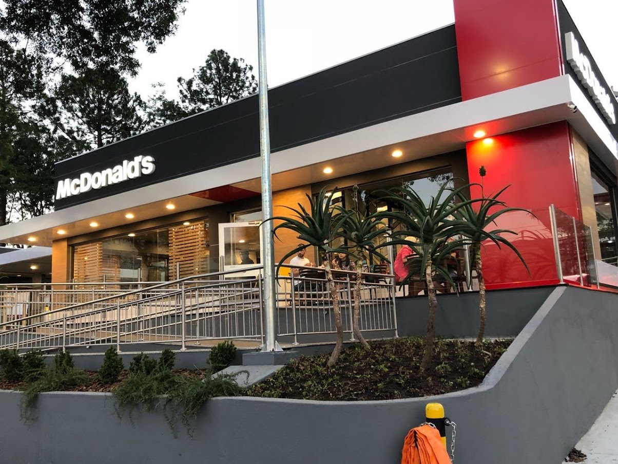 McDonald's Cola design comunicação visual marquise ACM, painel divisor ...