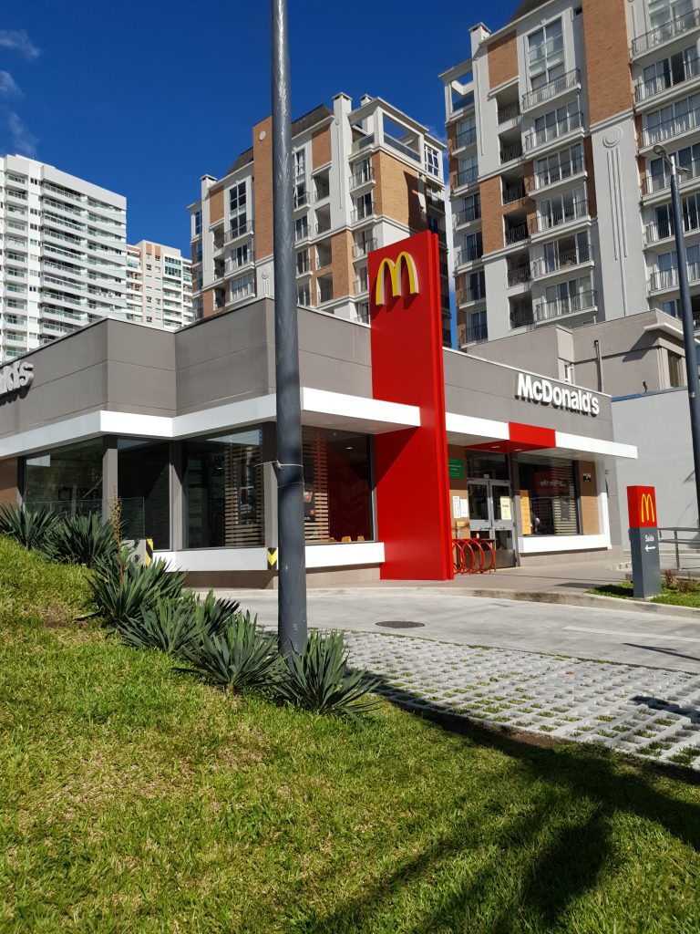 McDonald's Cola design comunicação visual fachada ACM, totem ...