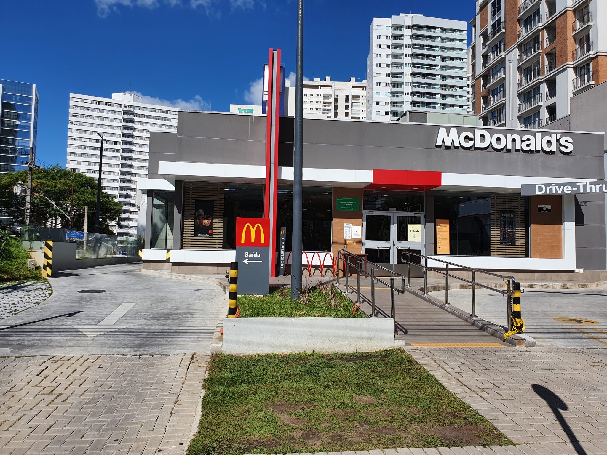 McDonald's Cola design comunicação visual fachada ACM, totem ...