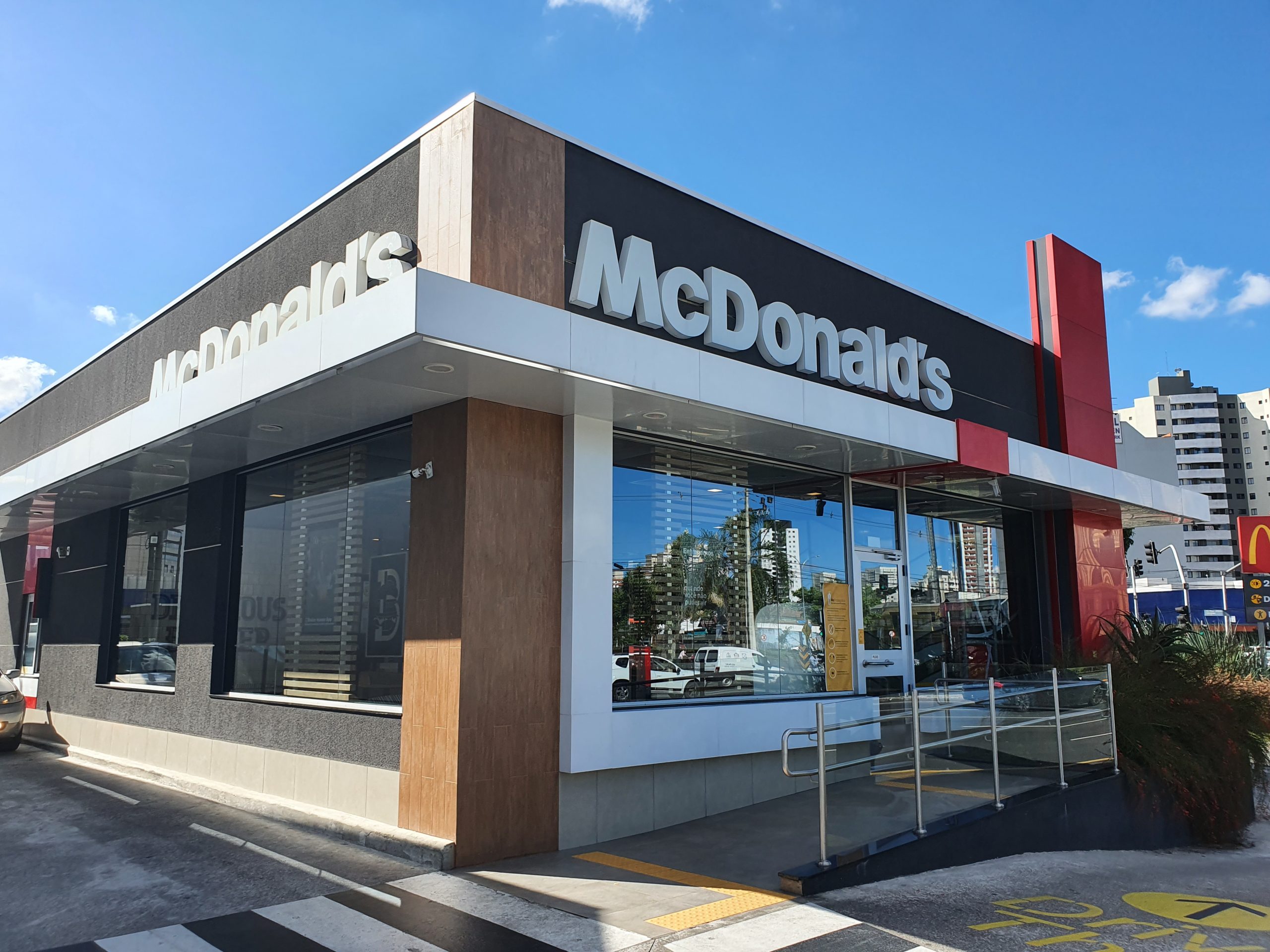 McDonald’s Cola design comunicação visual fachada ACM, totem ...
