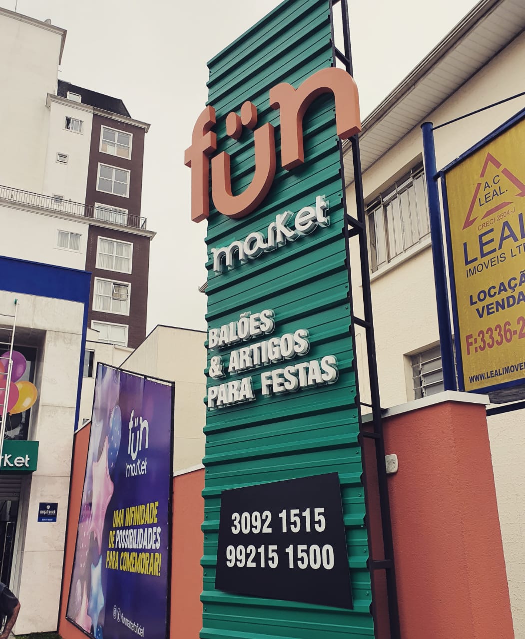 Fun market Cola design comunicação visual fachada, totem, sinalização ...