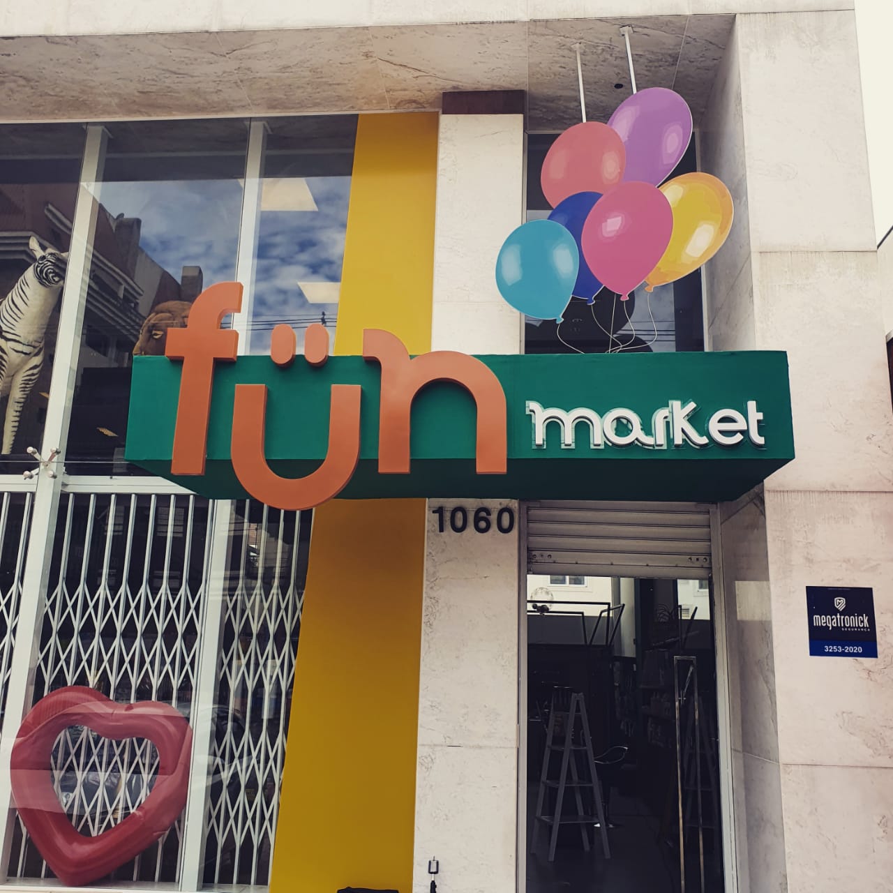 Fun market Cola design comunicação visual fachada, totem, sinalização ...